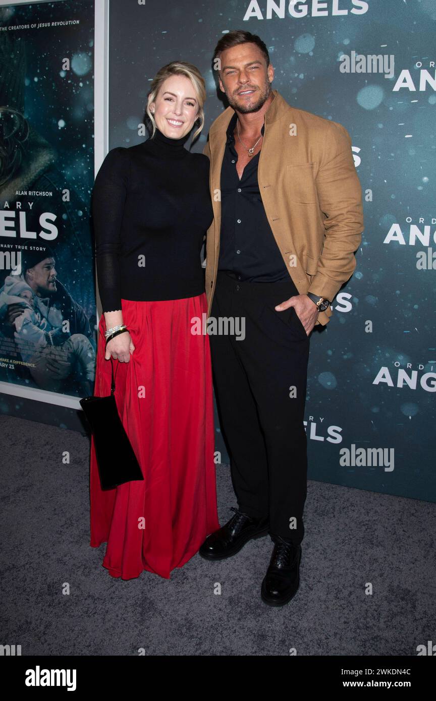Alan Ritchson mit Ehefrau Catherine Ritchson bei der Premiere des ...