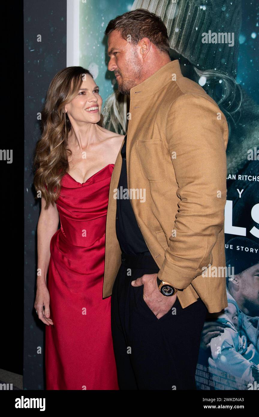 Hilary Swank und Alan Ritchson bei der Premiere des Kinofilms Ordinary ...