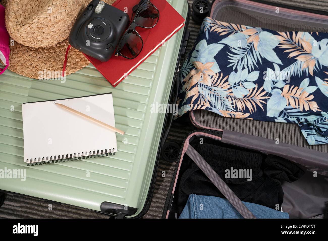 Open suitcase clothing hi-res stock photography and images - Alamy