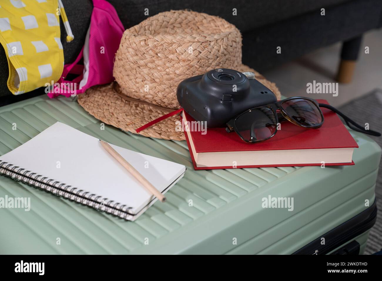 Open suitcase clothing hi-res stock photography and images - Alamy
