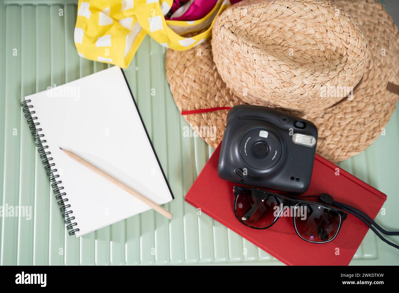 Open suitcase clothing hi-res stock photography and images - Alamy