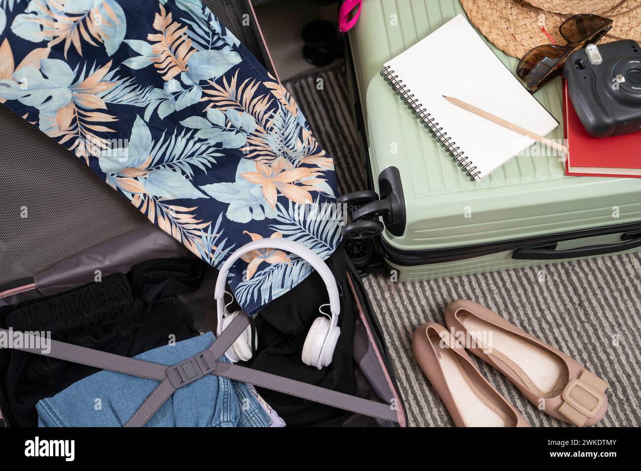 Open suitcase clothing hi-res stock photography and images - Alamy