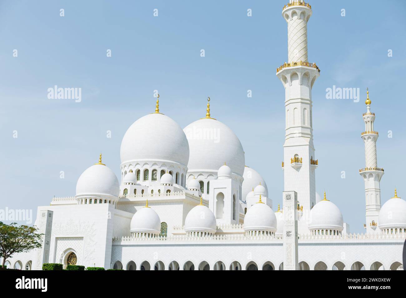 Beautiful white mosque hi-res stock photography and images - Alamy