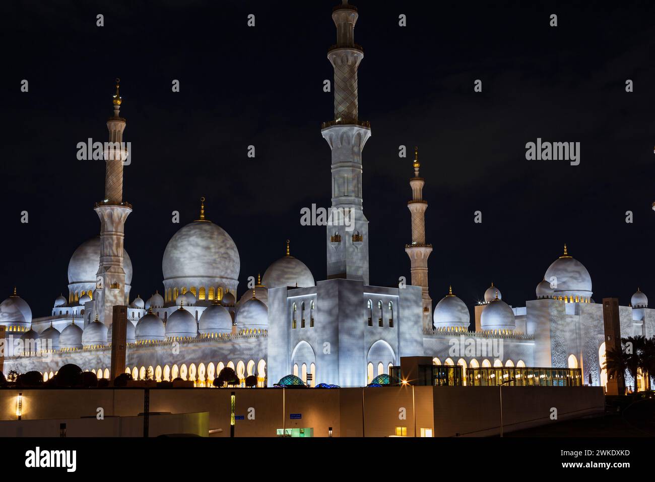 Beautiful mosque with light at night in Abu Dhabi. Sheikh Zayed Grand ...