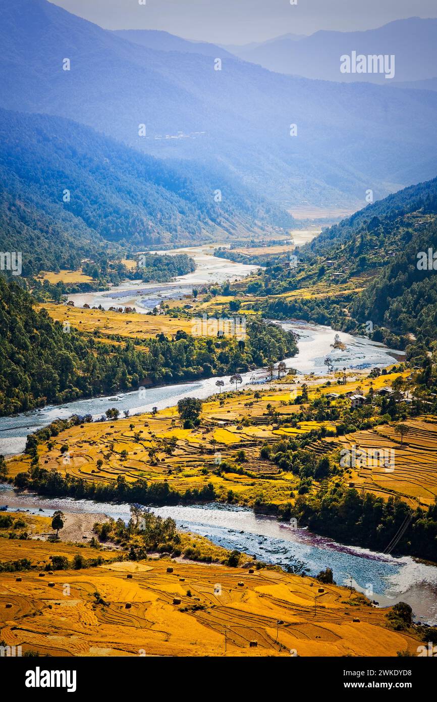 The Mo Chhu River winds through the Punakha Valley of Bhutan supplying ...