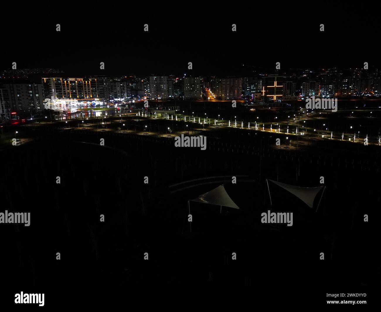 Empty modern urban street night hi-res stock photography and images - Alamy