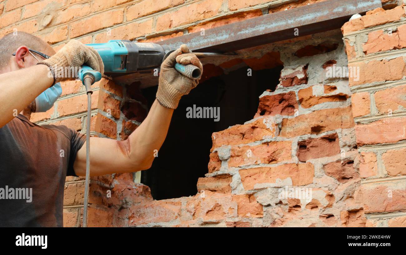 Builder mask hammer hi-res stock photography and images - Alamy