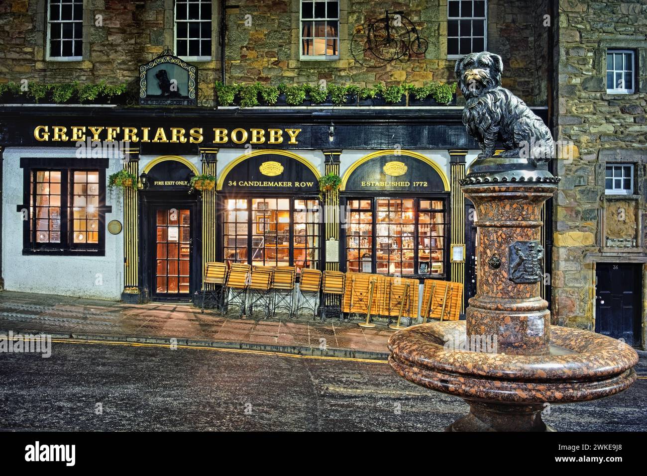 UK, Scotland, Edinburgh, Greyfriars Bobby Bar and Statue of Bobby Stock ...