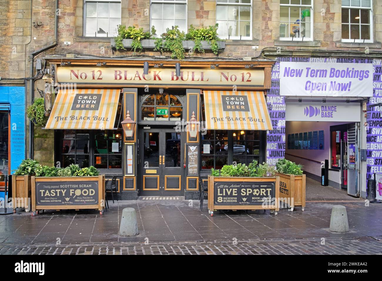 UK, Scotland, Edinburgh, Grassmarket, The Black Bull Pub Stock Photo ...