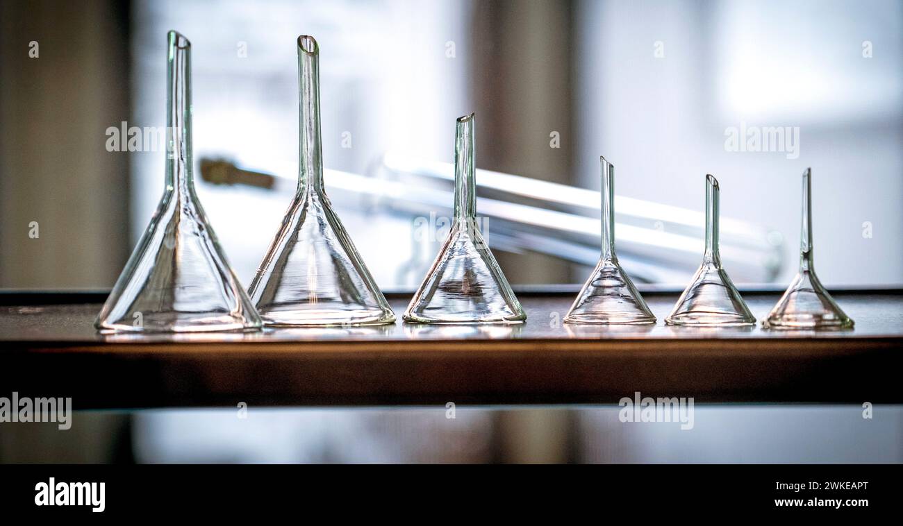 Descneding hi-res stock photography and images - Alamy