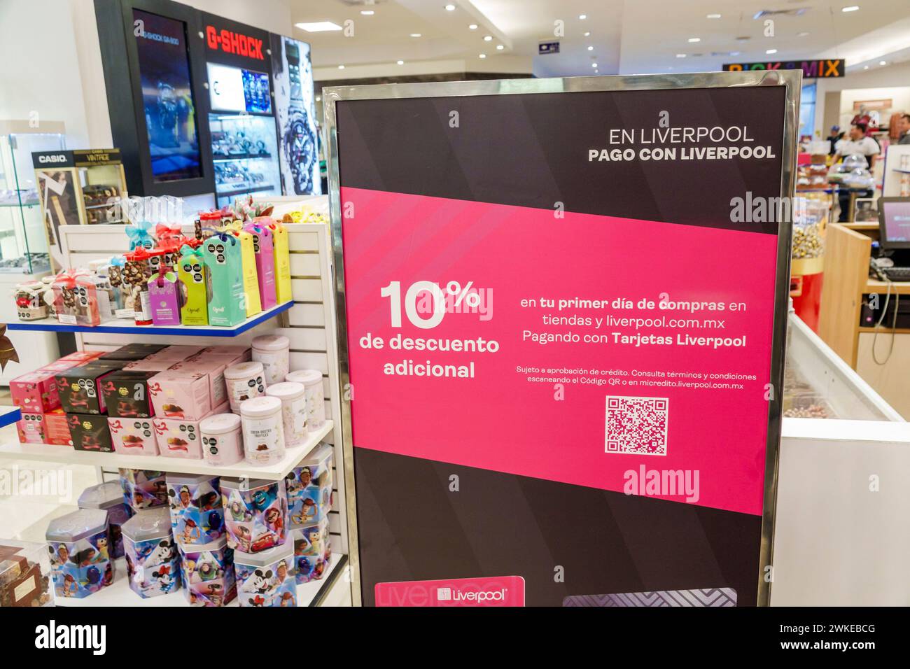 Sale signs mall hi-res stock photography and images - Alamy