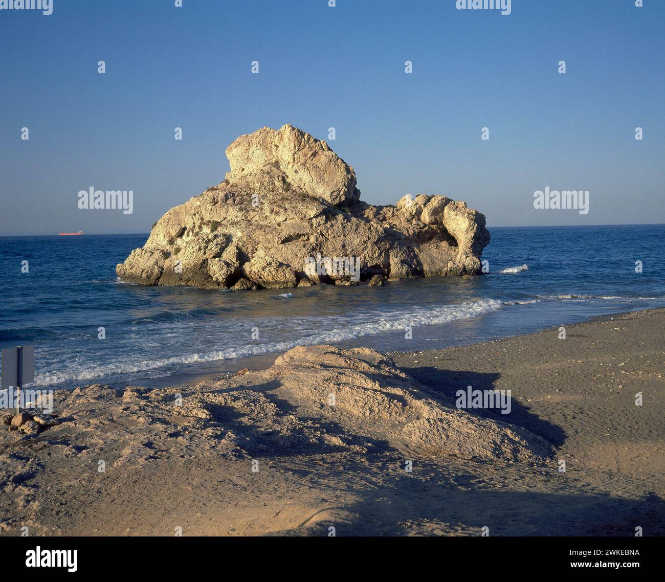Roca en el mar hi-res stock photography and images - Alamy
