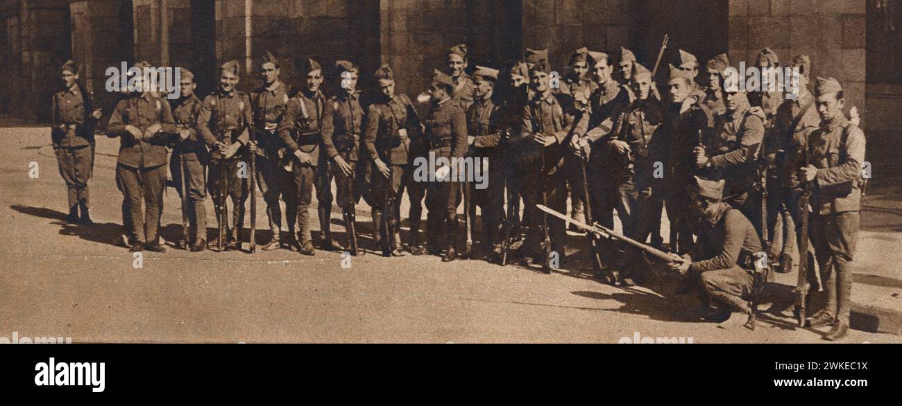 Barcelona. Revuelta ciudadana del 6 de octubre de 1934. Soldados del ...
