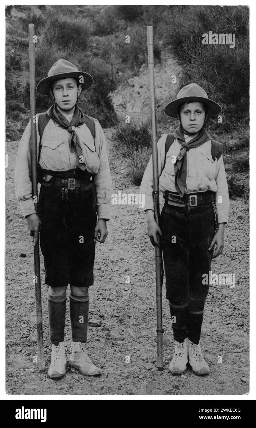 Uniforme De Scout Vintage 479 Vintage Boy Scout Uniforms Stock Photos,