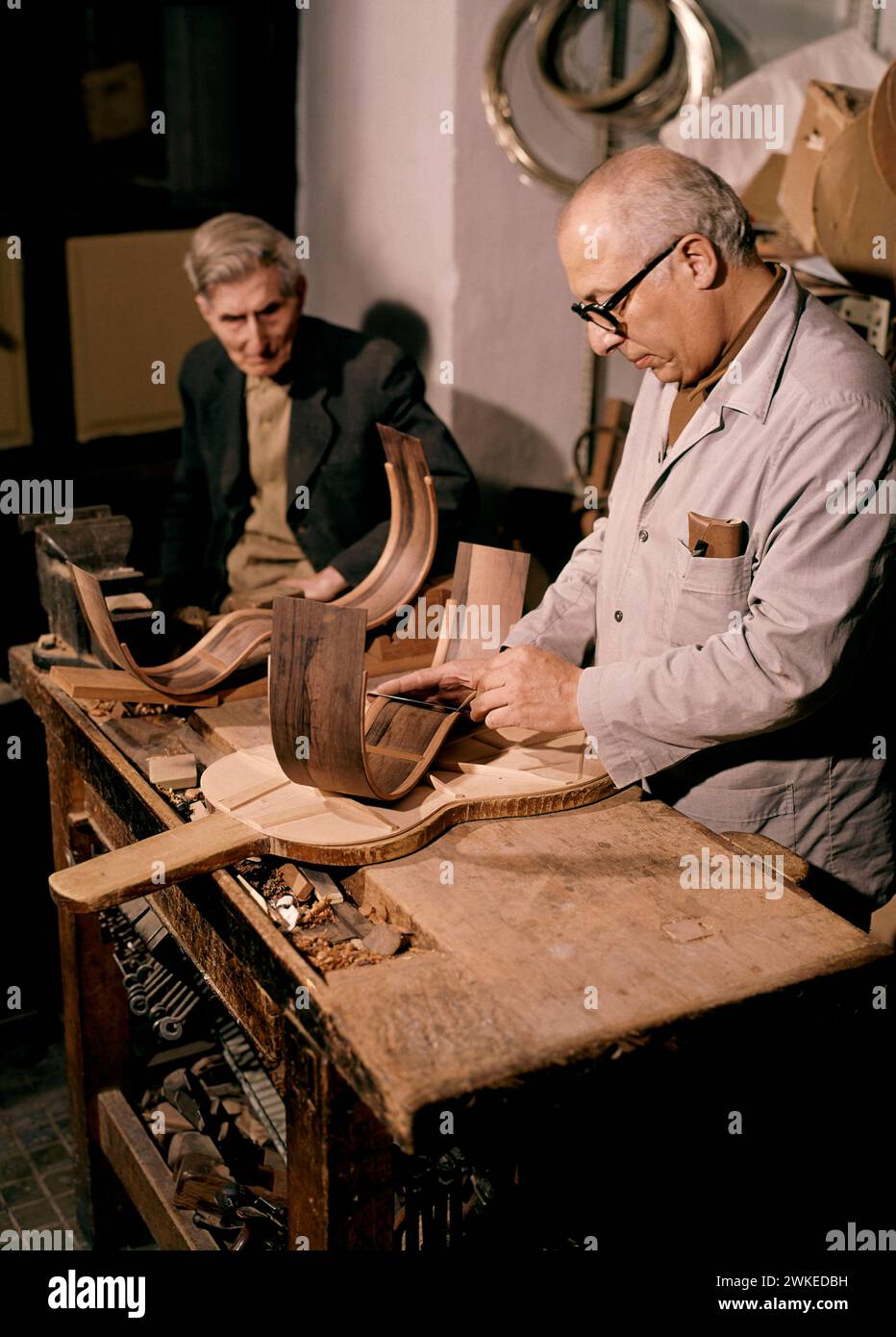 Taller de guitarras hi-res stock photography and images - Alamy