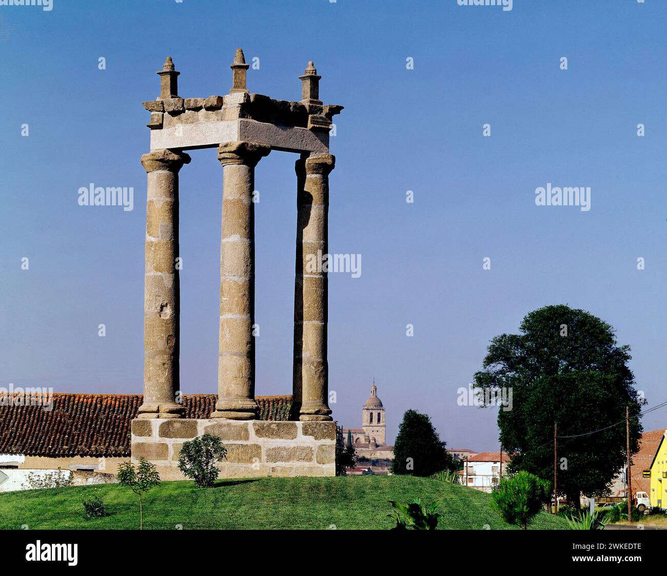Templo de las tres columnas hi-res stock photography and images - Alamy