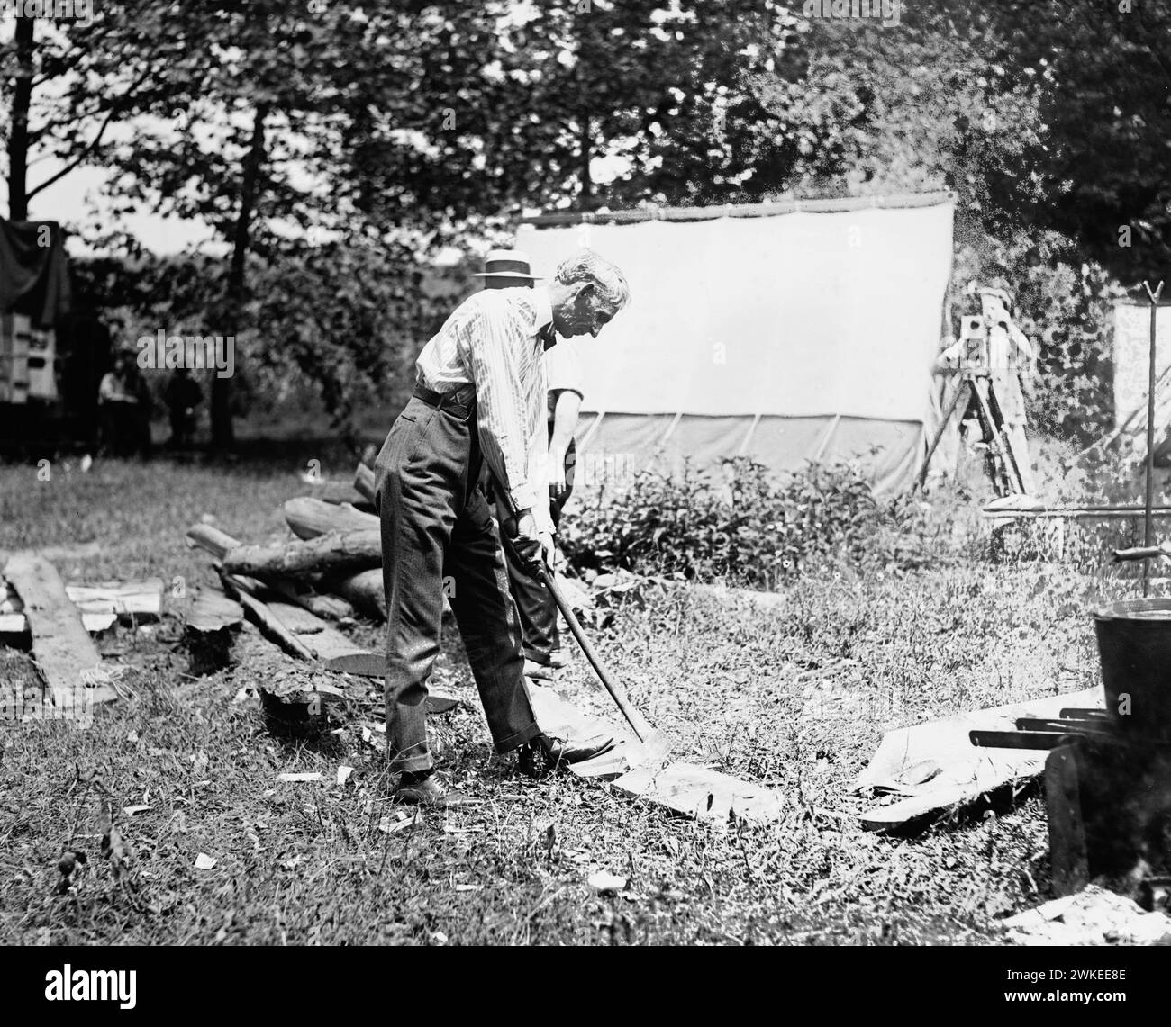 Henry Ford chopping wood 1921 Stock Photo - Alamy