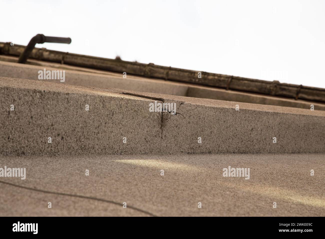 Spalling reinforced concrete Stock Photo - Alamy