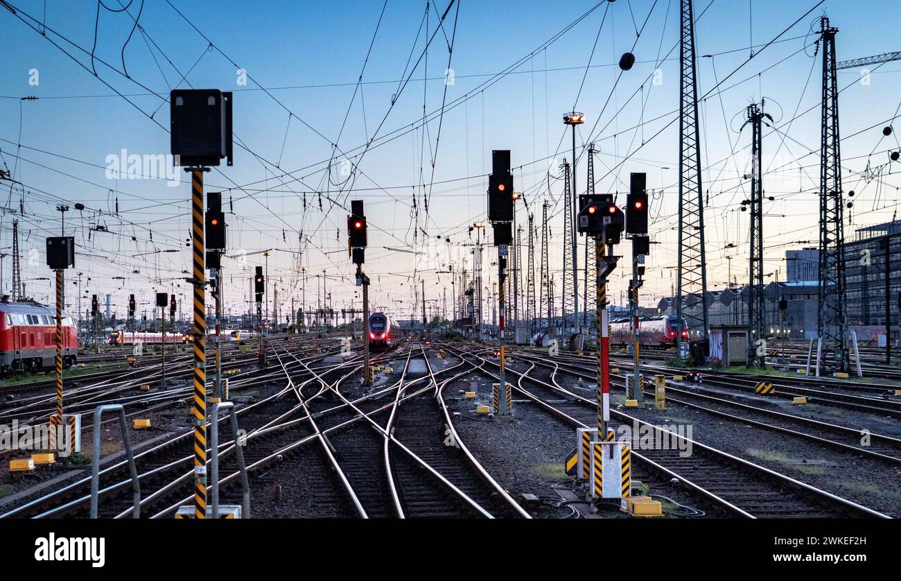 Railway signals hi-res stock photography and images - Alamy