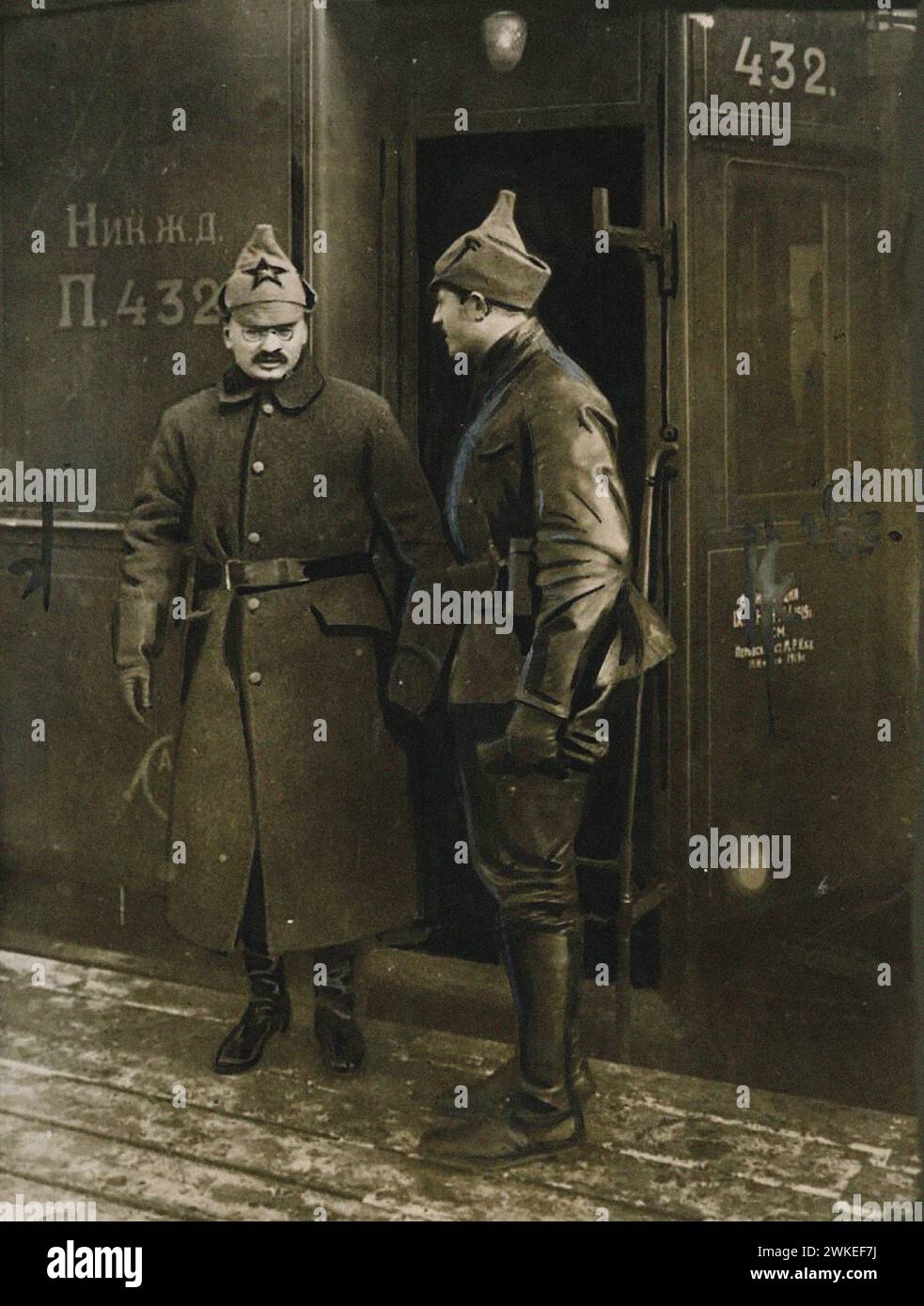 Leo Trotzki (1879-1940) vor seinem Sonderzug. Museum: Privatsammlung ...