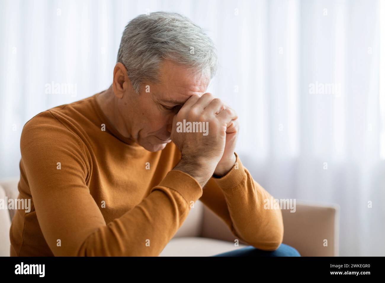 Senior home sad cold hi-res stock photography and images - Alamy
