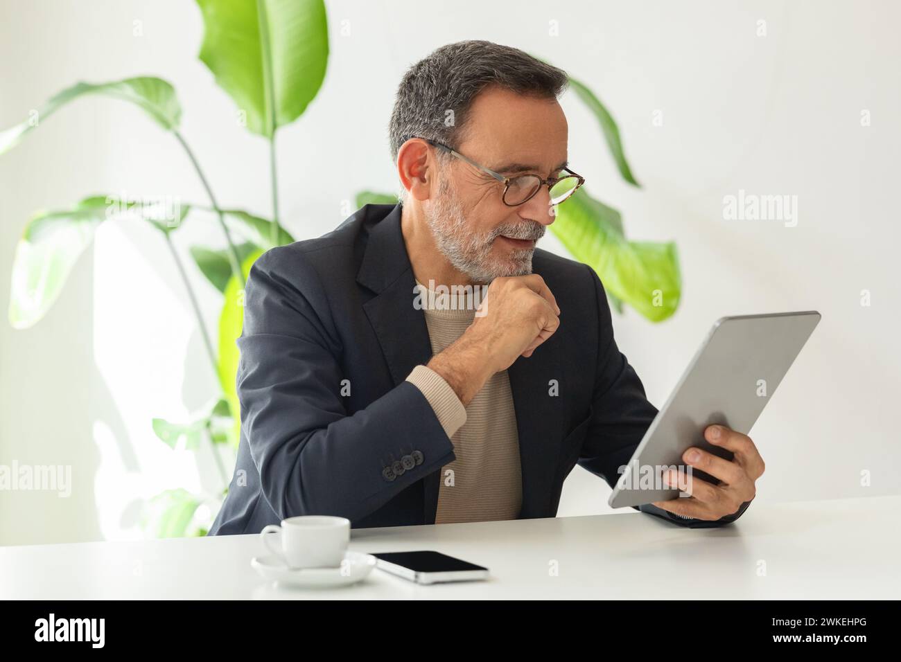 Old man dressed in beige hi-res stock photography and images - Alamy