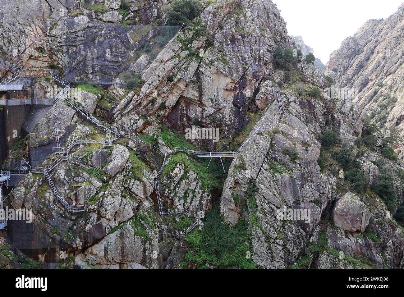 Korsika 12.02.2024, Tolla, Treppen aus Metall im Gestein am Stausee Lac ...