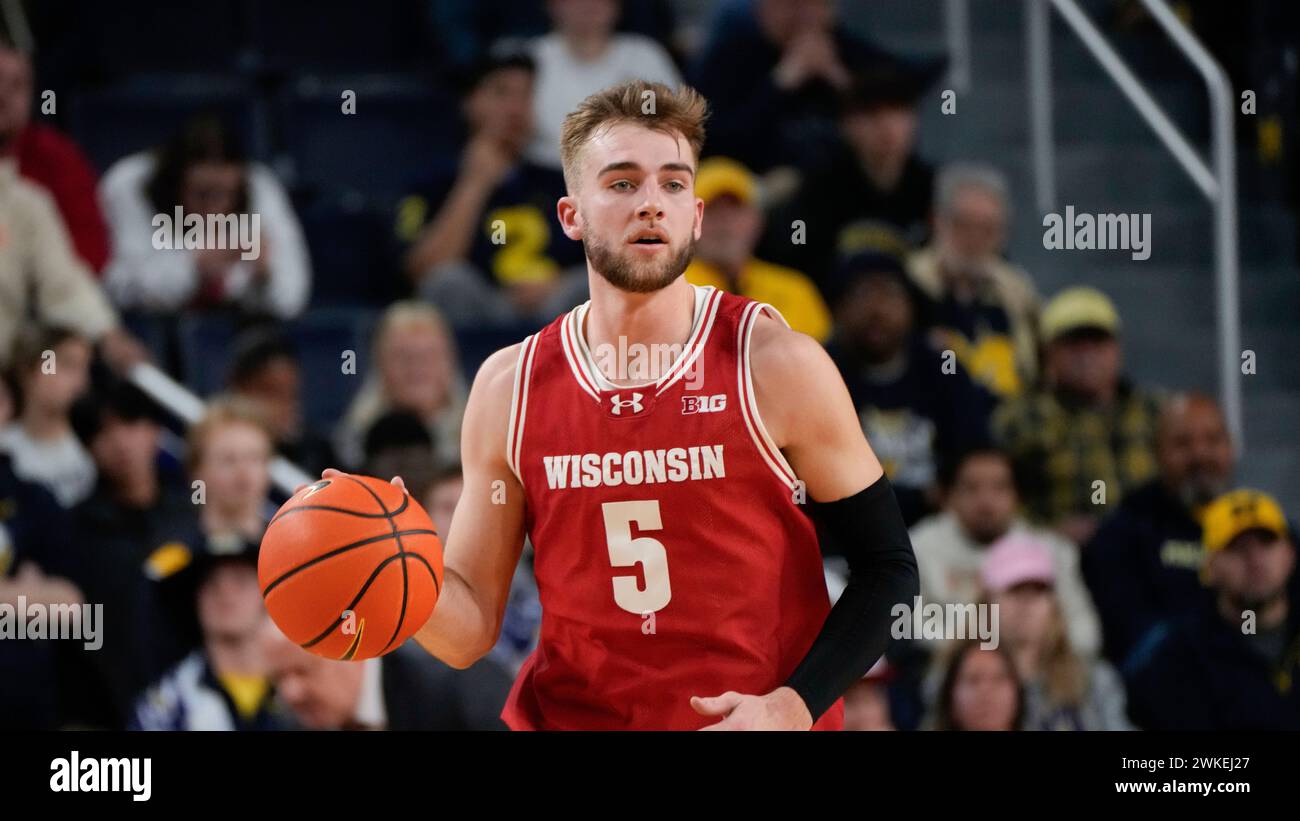 Wisconsin forward Tyler Wahl (5) plays against Michigan in the first ...