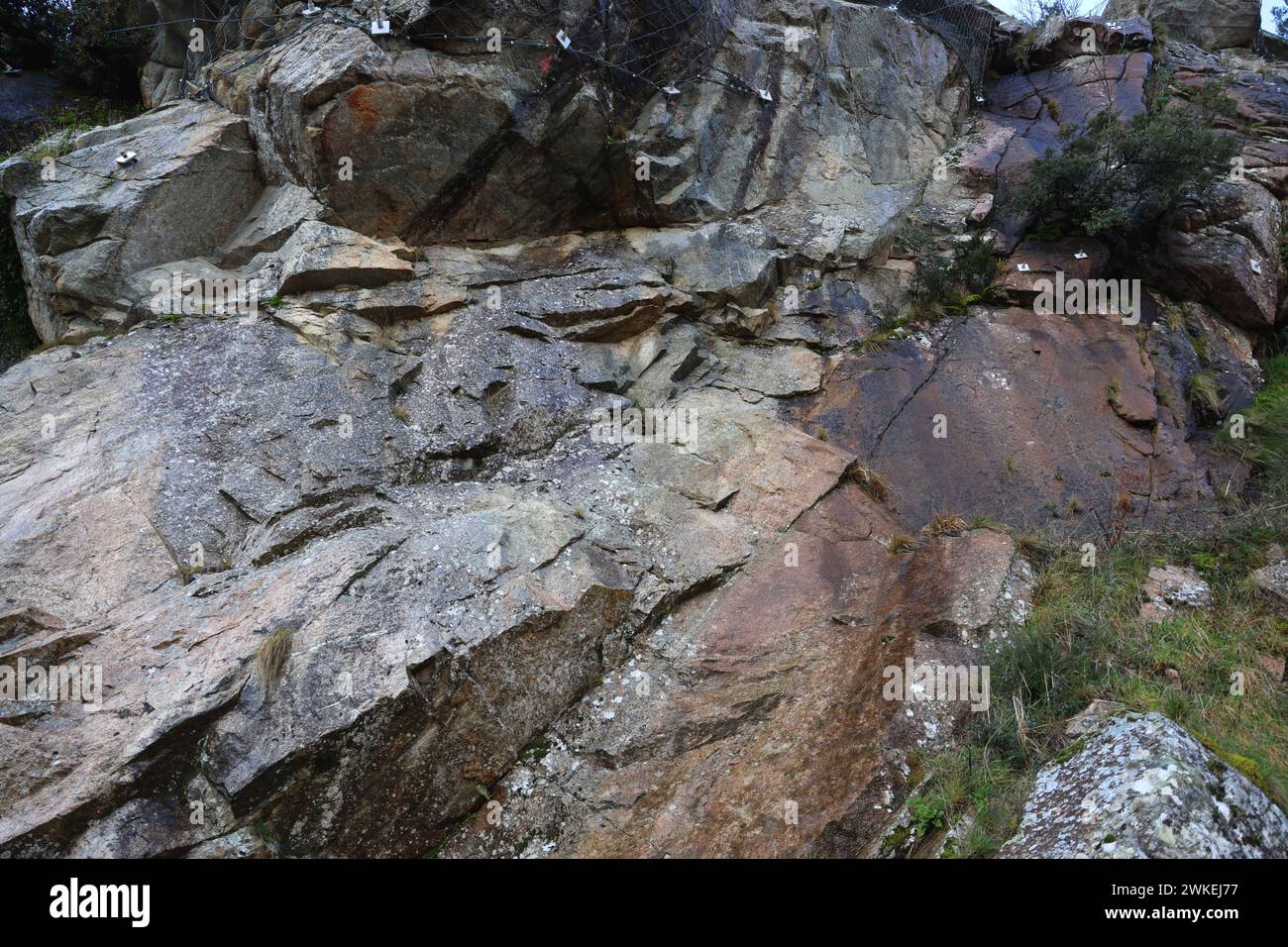 Korsika 12.02.2024, Tolla, Gestein am Stausee Lac de Tolla *** Corsica ...