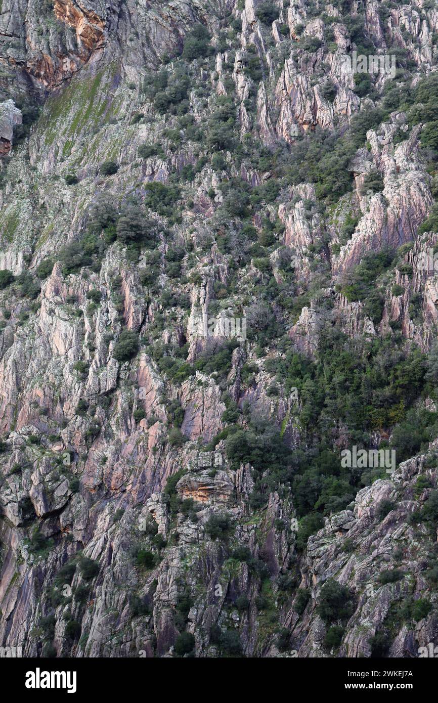 Korsika 12.02.2024, Tolla, Berge / Gestein am Stausee Lac de Tolla ...