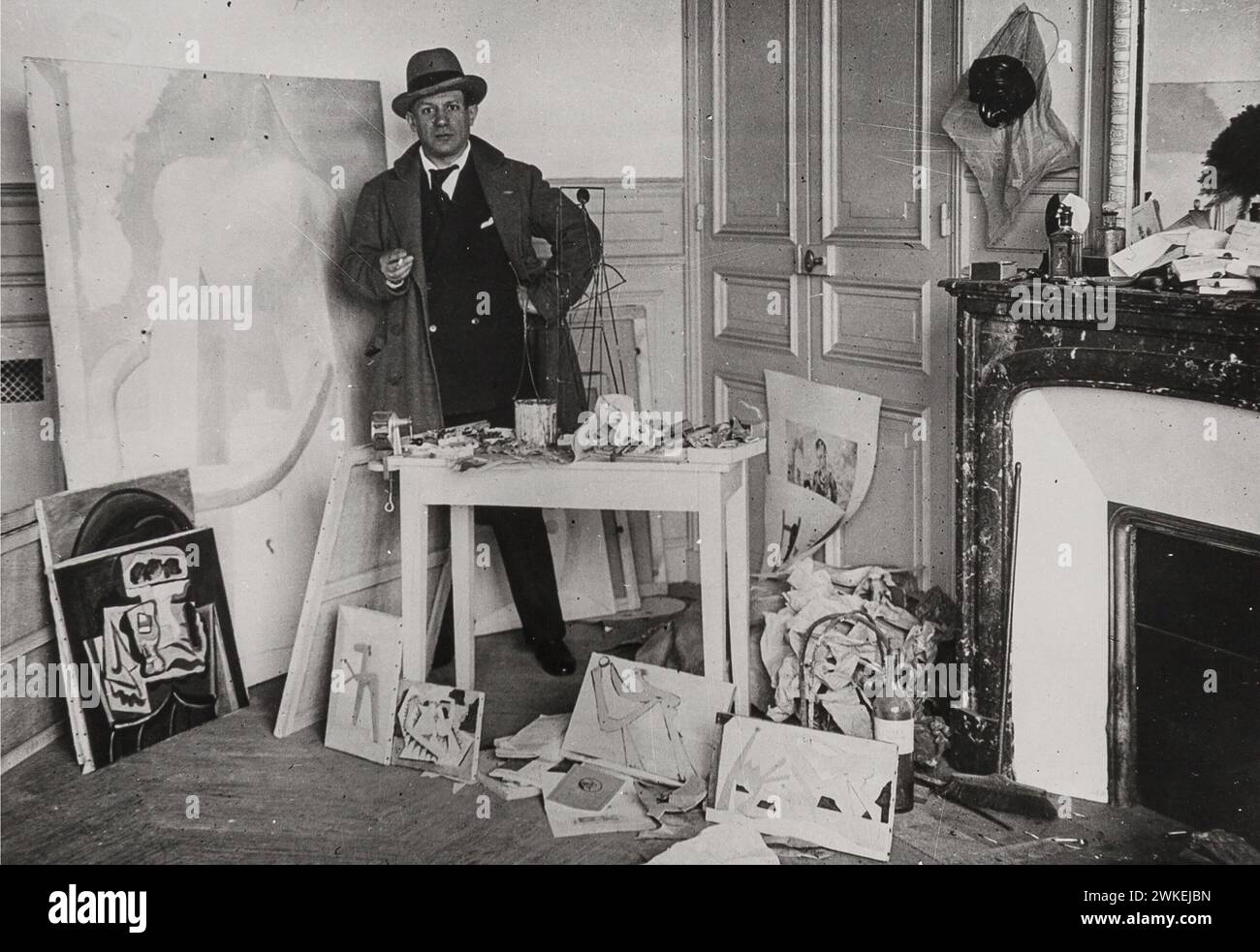 Pablo Picasso in seinem Atelier. Museum: Privatsammlung. Author: Albert ...