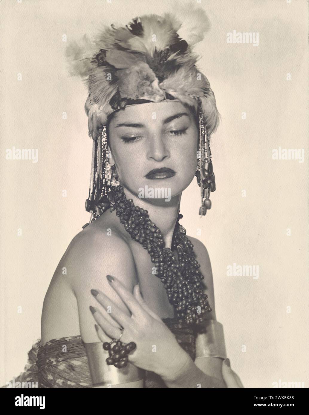 Juliet im exotischen Kostüm (Die fünfzig Gesichter der Juliet). Museum ...