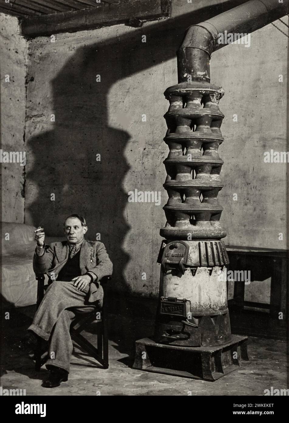 Pablo Picasso dans son atelier rue des Grands Augustins à Paris. Museum: Privatsammlung. Author ...