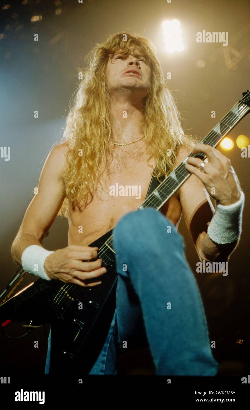 The clash concert performing hi-res stock photography and images - Alamy