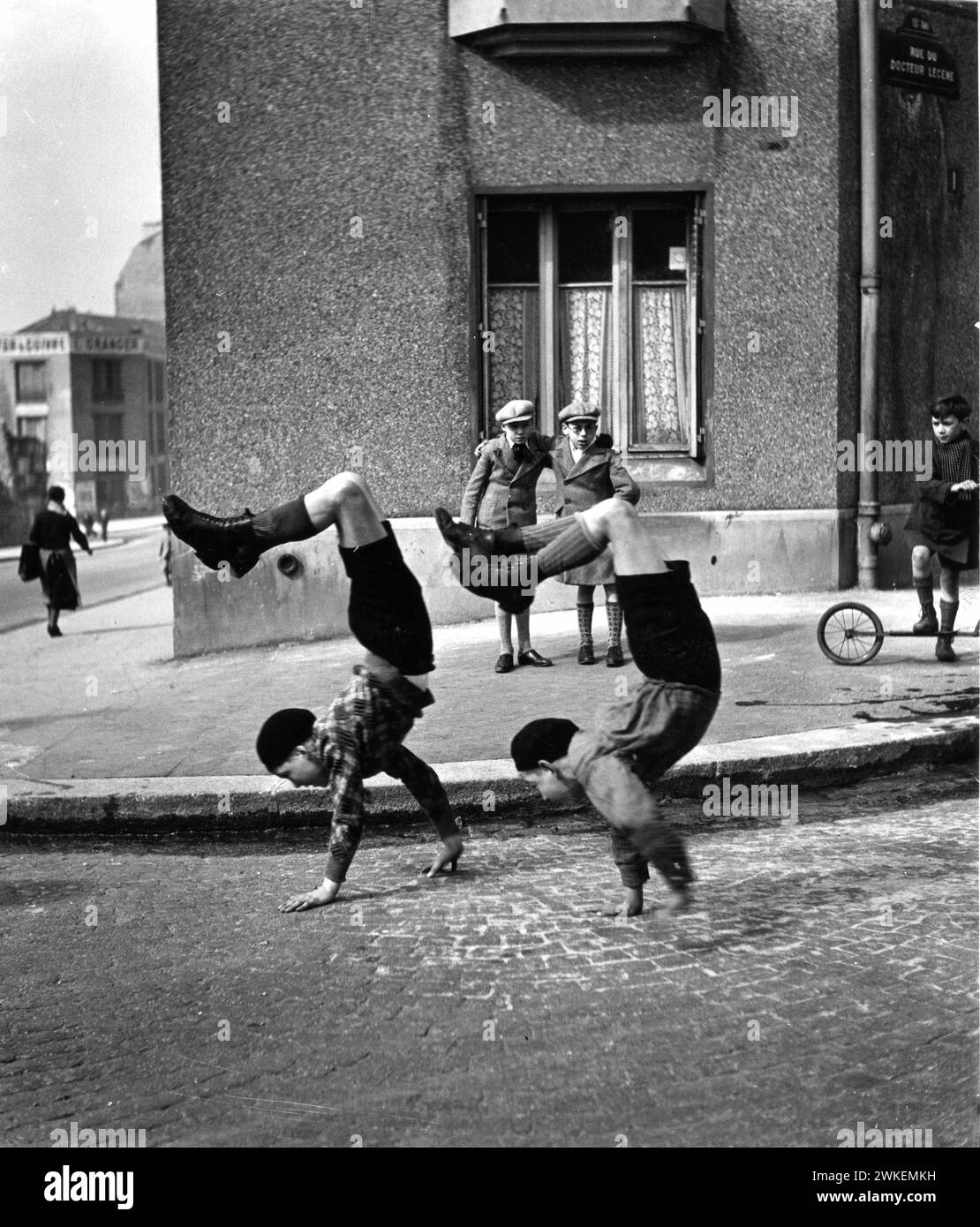 Robert doisneau Black and White Stock Photos & Images - Alamy
