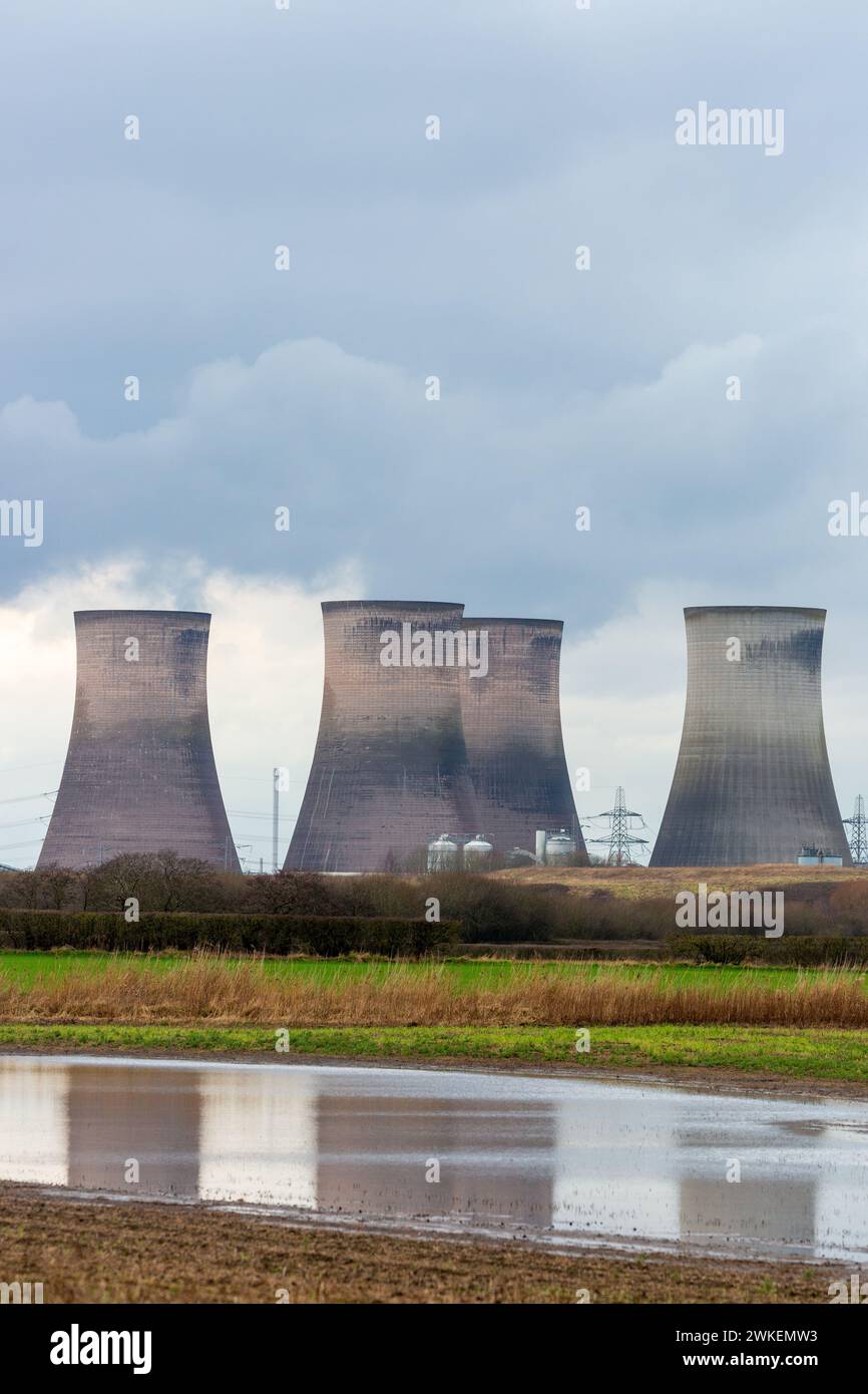 The cooling towers of Fiddler's Ferry Power Station, Cuerdley ...