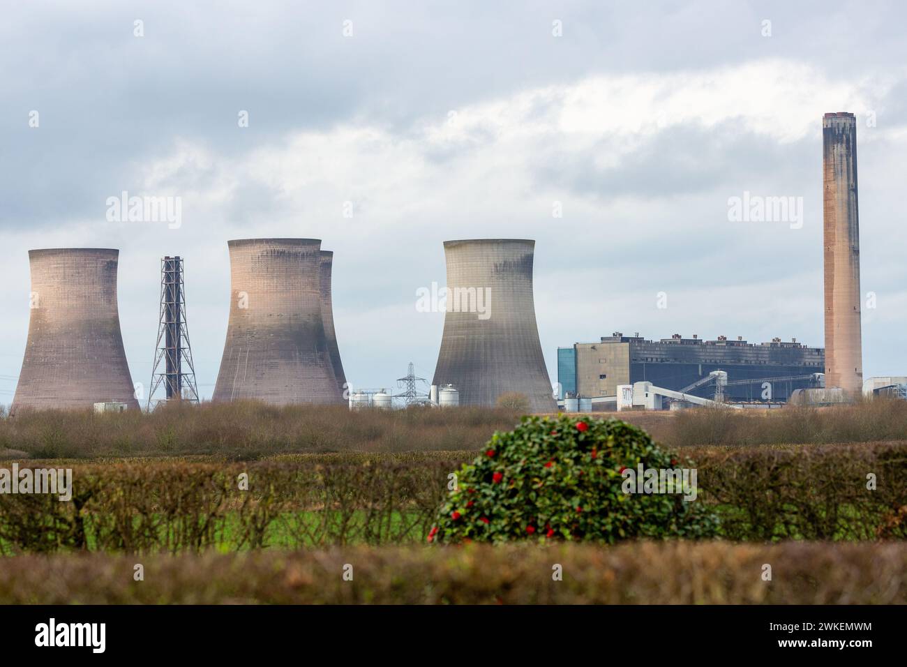 The cooling towers of Fiddler's Ferry Power Station, Cuerdley ...