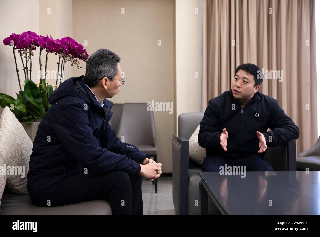 (240220) -- BEIJING, Feb. 20, 2024 (Xinhua) -- Zhu Rui (R) talks with ...