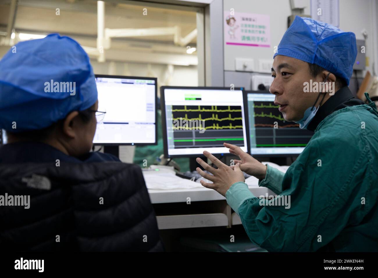 (240220) -- BEIJING, Feb. 20, 2024 (Xinhua) -- Zhu Rui (R) learns about ...