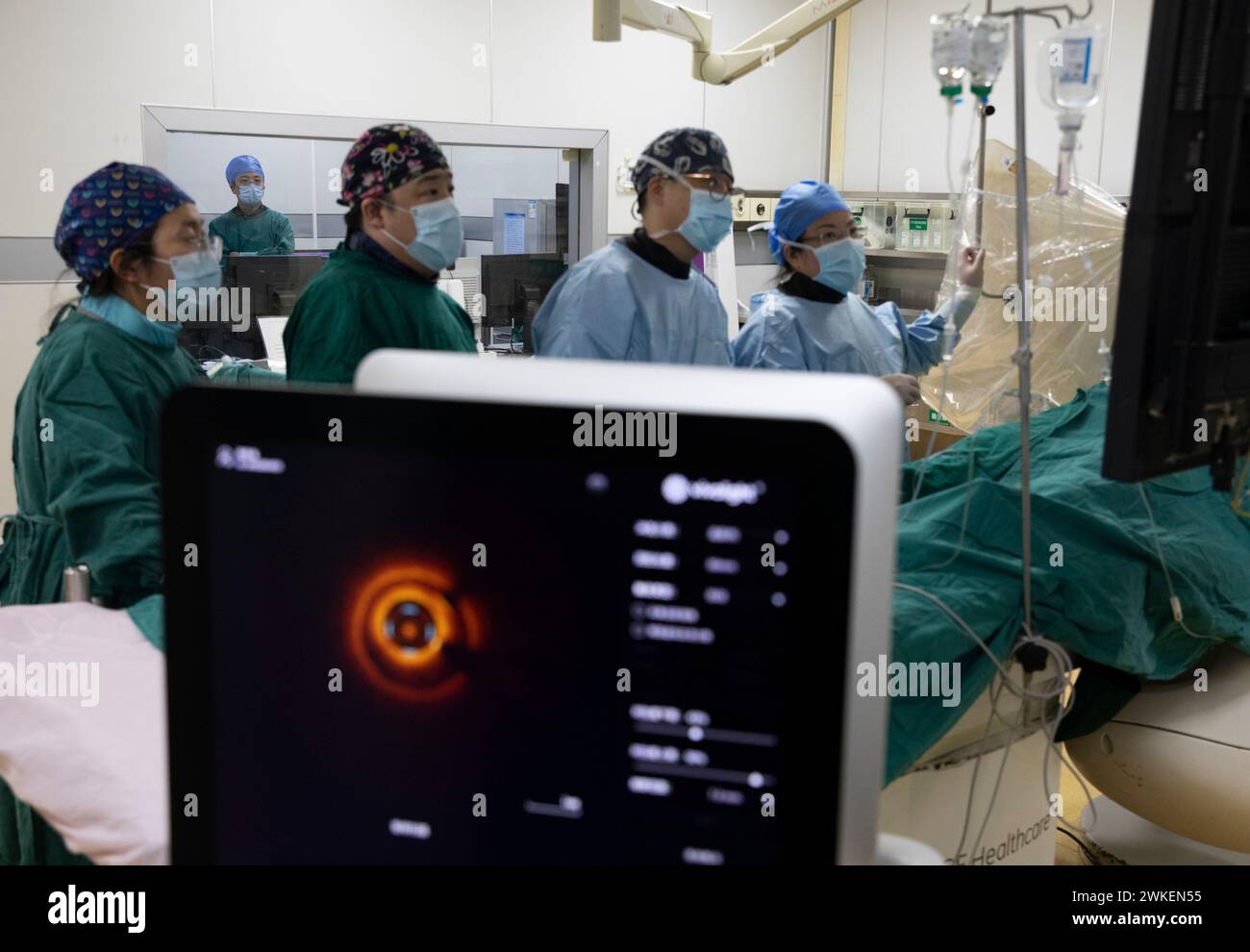 (240220) -- BEIJING, Feb. 20, 2024 (Xinhua) -- Zhu Rui (back) observes ...