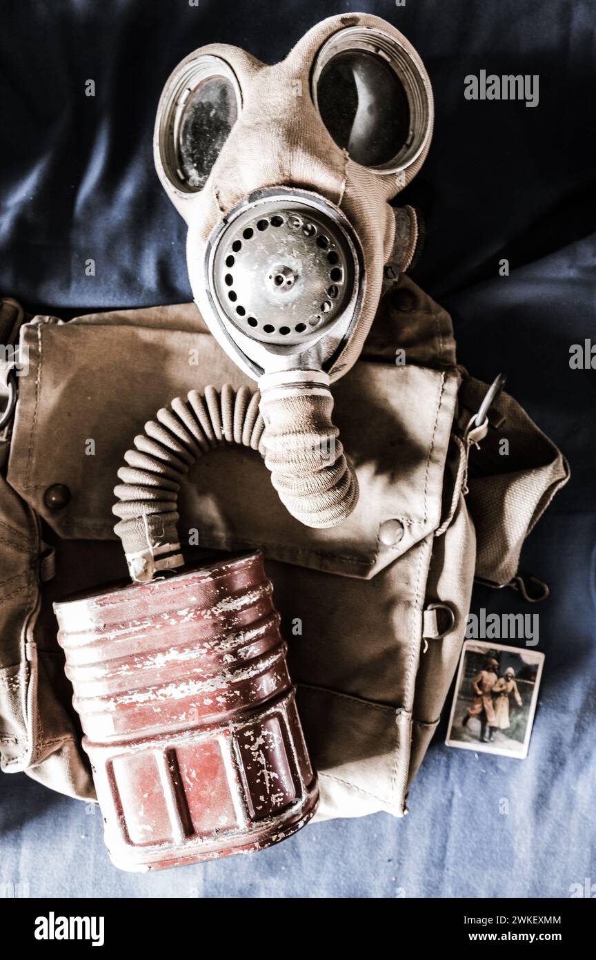 Ww2 gas mask hi-res stock photography and images - Alamy