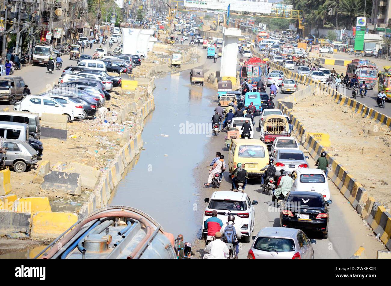 KARACHI, PAKISTAN, FEB 20: Commuters are facing inconvenience during ...