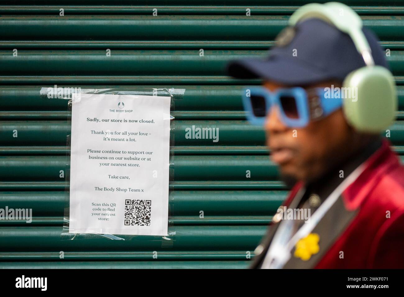 Man closing shop hi-res stock photography and images - Alamy