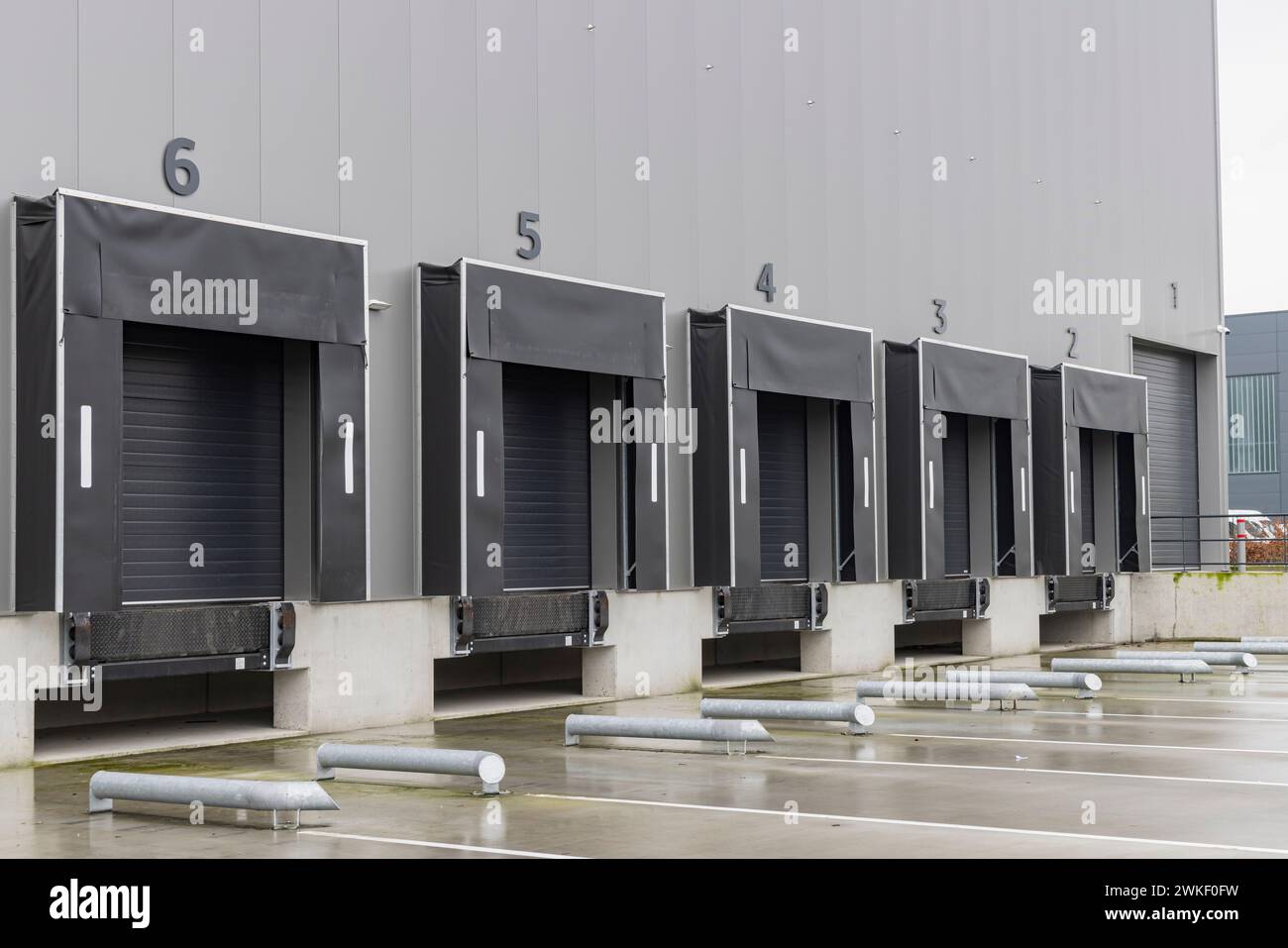 Row gray loading docks hi-res stock photography and images - Alamy