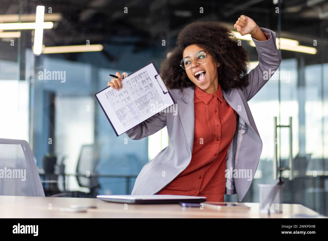 Black woman leaving office desk hi-res stock photography and images - Alamy