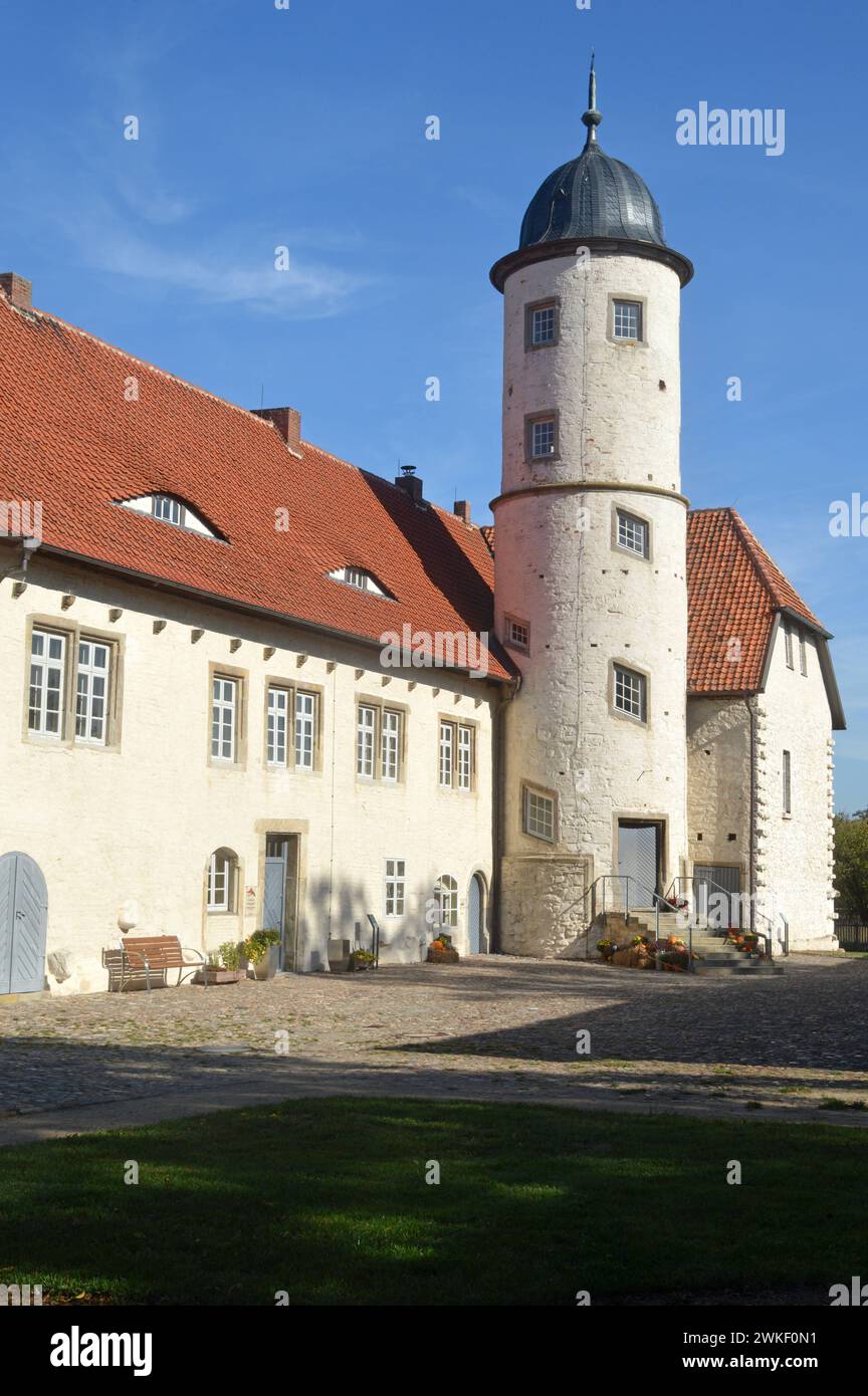 Medieval moated castle hi-res stock photography and images - Alamy