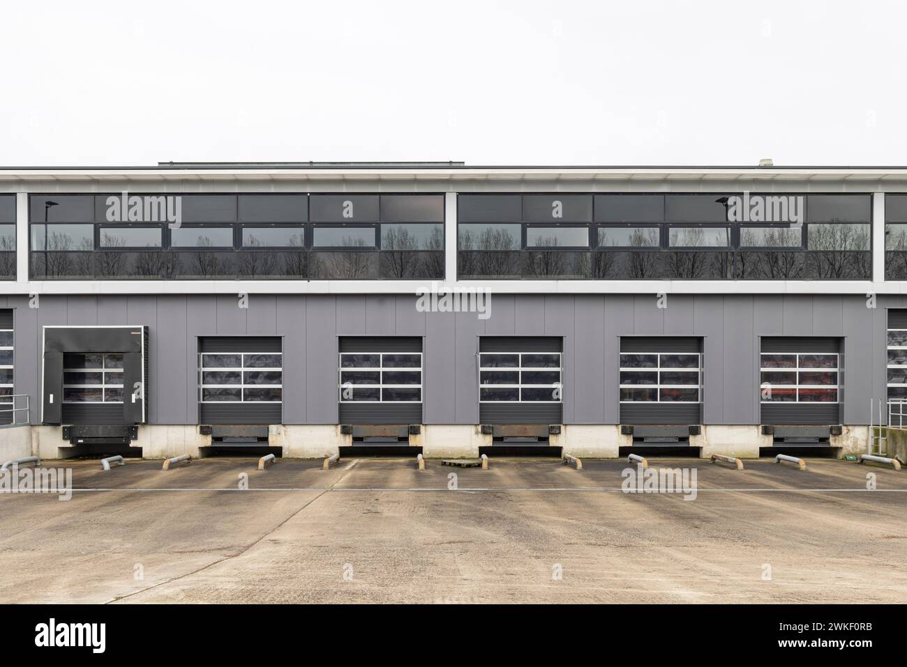 Package handling center hi-res stock photography and images - Alamy