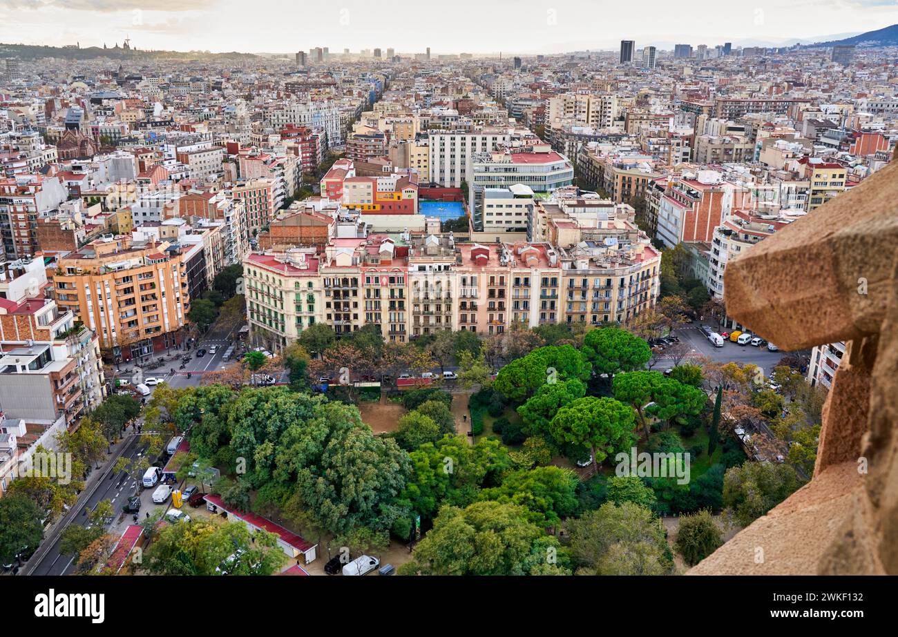 Vistas de la ciudad de Barcelona desde la Basilica de la Sagrada ...