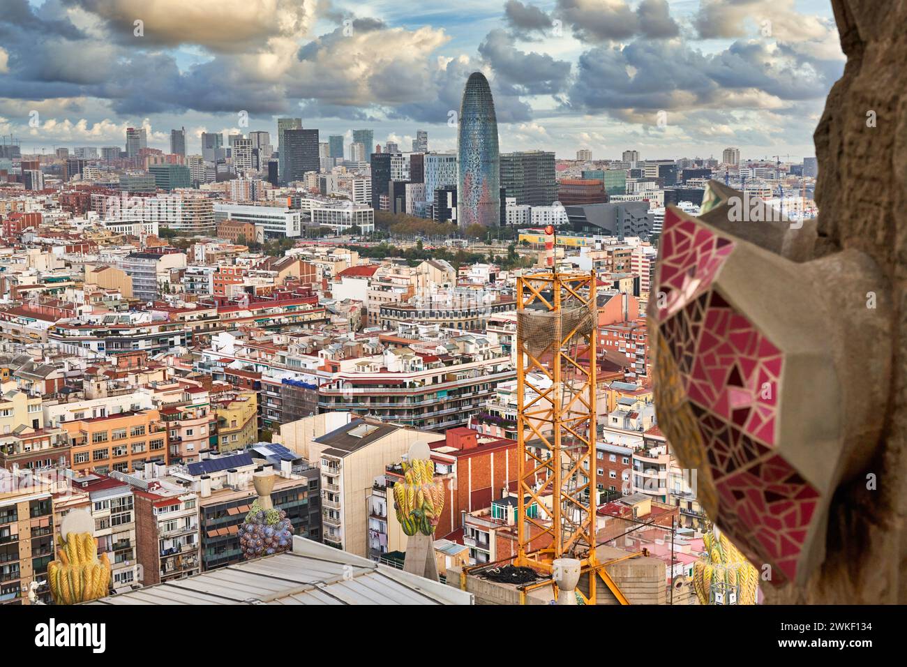 Vistas de la ciudad de Barcelona desde la Basilica de la Sagrada ...