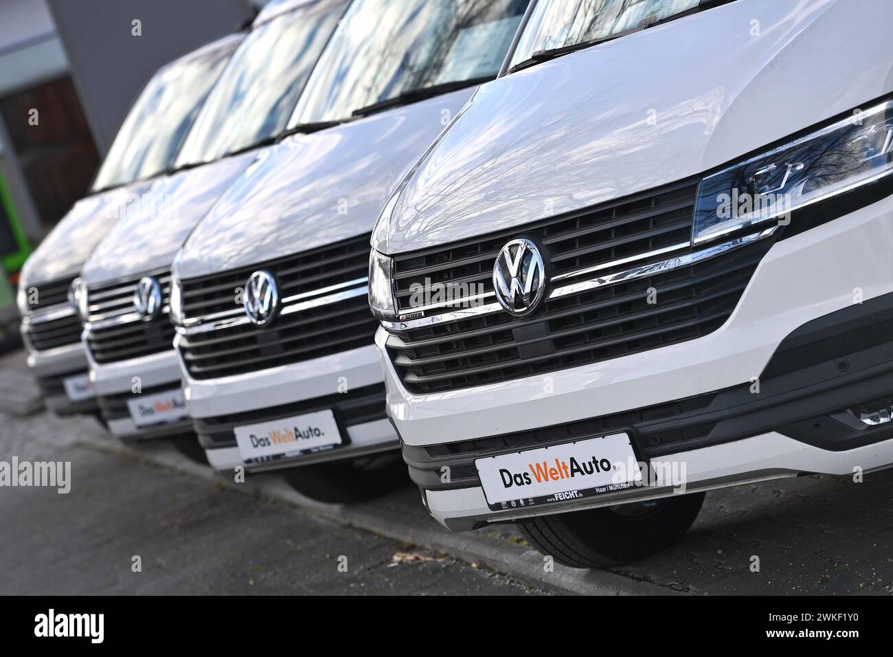 Volkswagen Markenemblem an VW Bus,Busse,Bully, VW Motorhaube ...